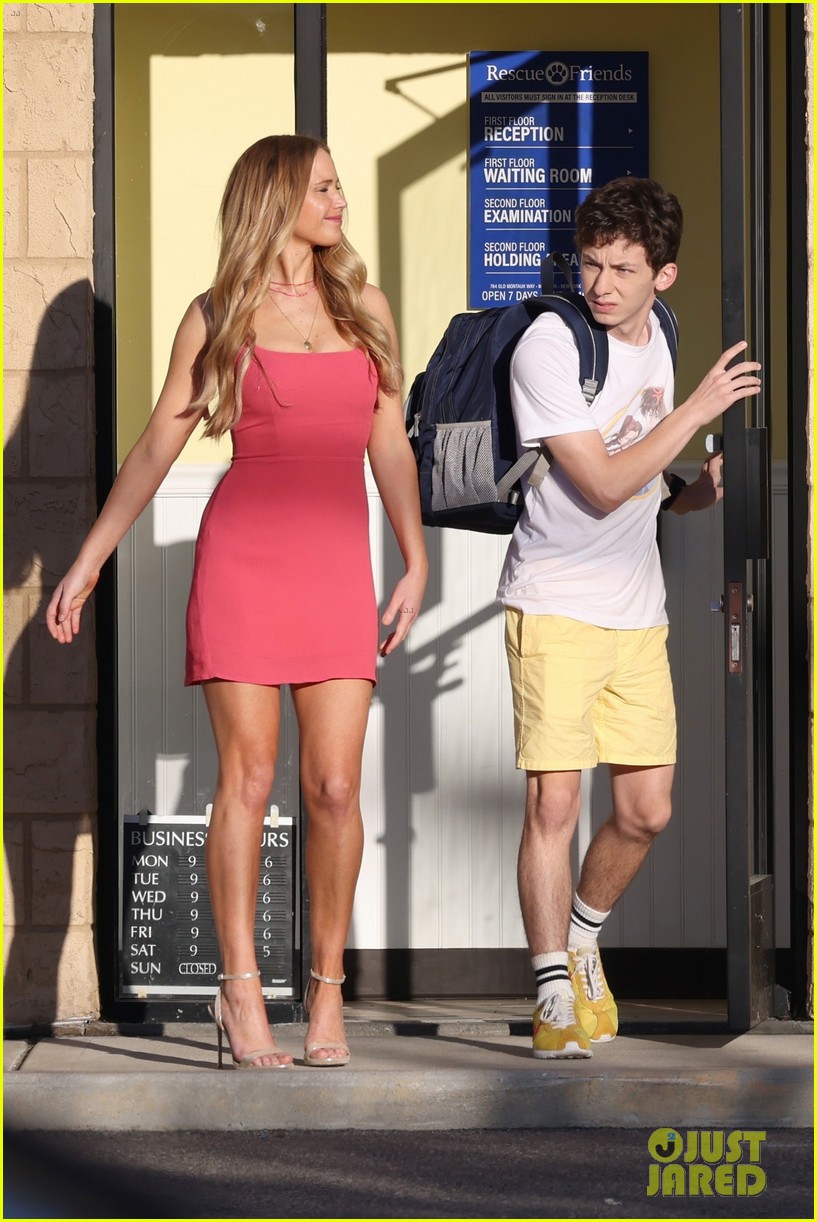 Jennifer Lawrence Goes Pretty in Pink While Filming 'No Hard Feelings ...