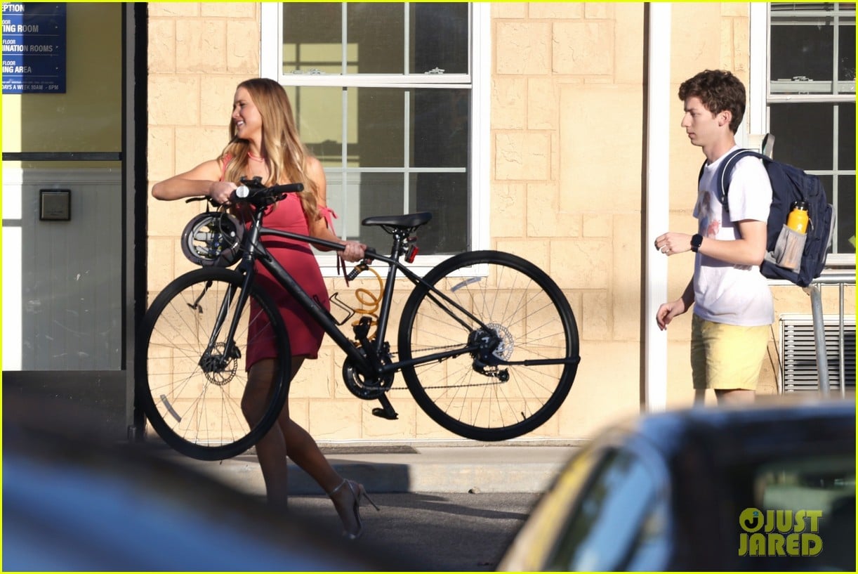 Jennifer Lawrence Goes Pretty in Pink While Filming 'No Hard Feelings ...