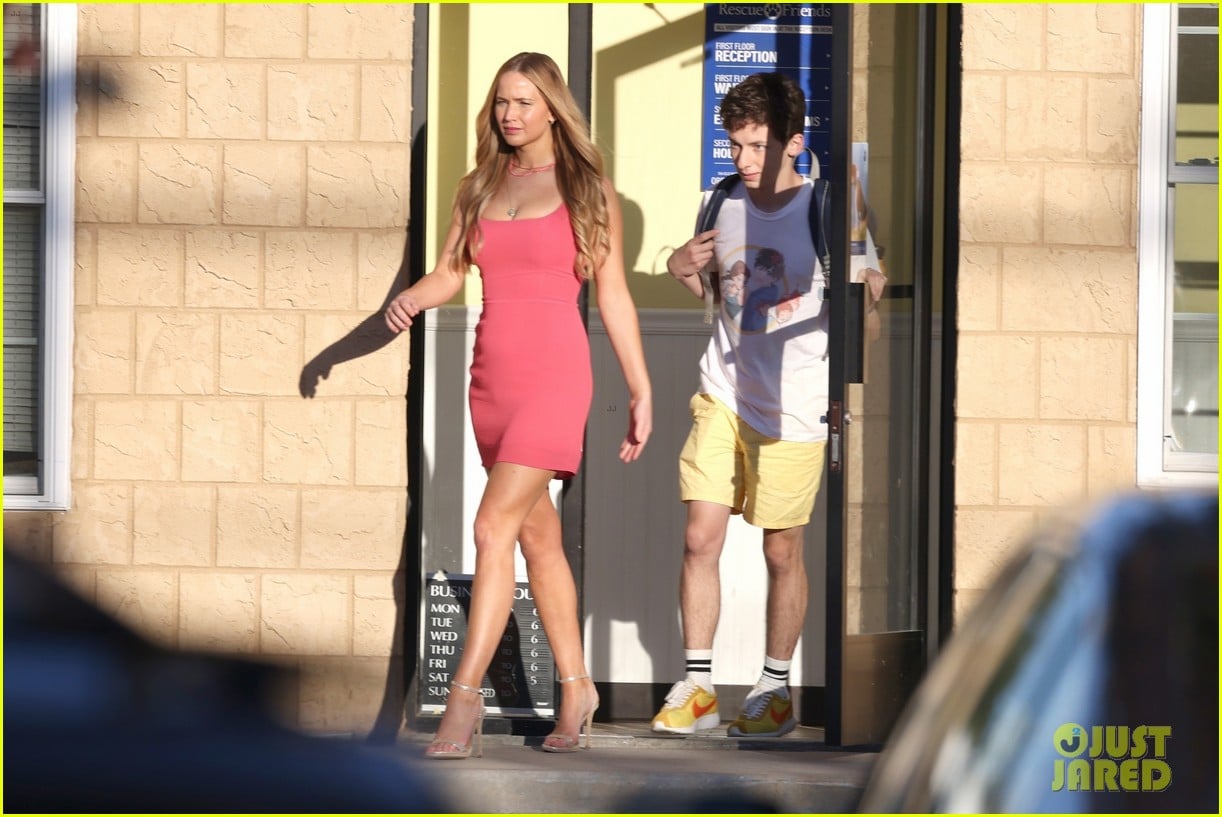 Jennifer Lawrence Goes Pretty in Pink While Filming 'No Hard Feelings ...