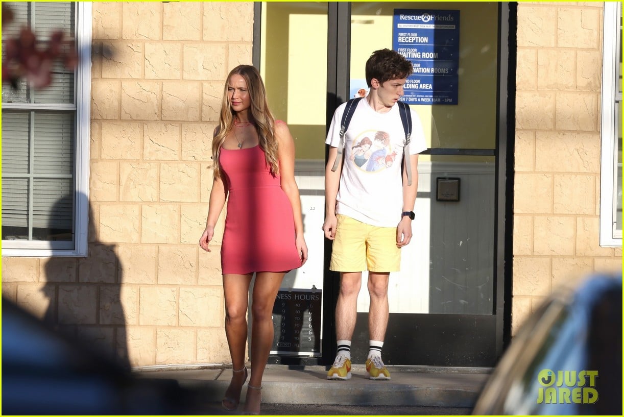 Jennifer Lawrence Goes Pretty in Pink While Filming 'No Hard Feelings ...