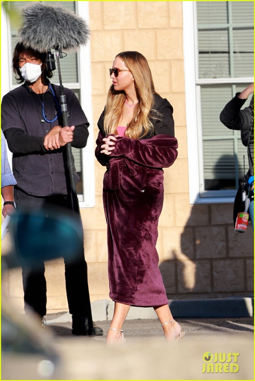 Jennifer Lawrence Goes Pretty in Pink While Filming 'No Hard Feelings ...