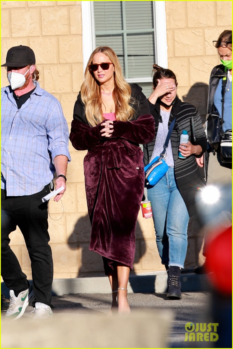 Jennifer Lawrence Goes Pretty in Pink While Filming 'No Hard Feelings ...