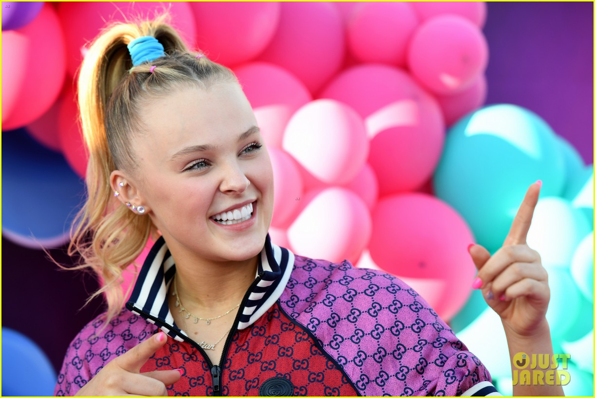 JoJo Siwa Captures Exact Moment She & Avery Cyrus Made Their ...