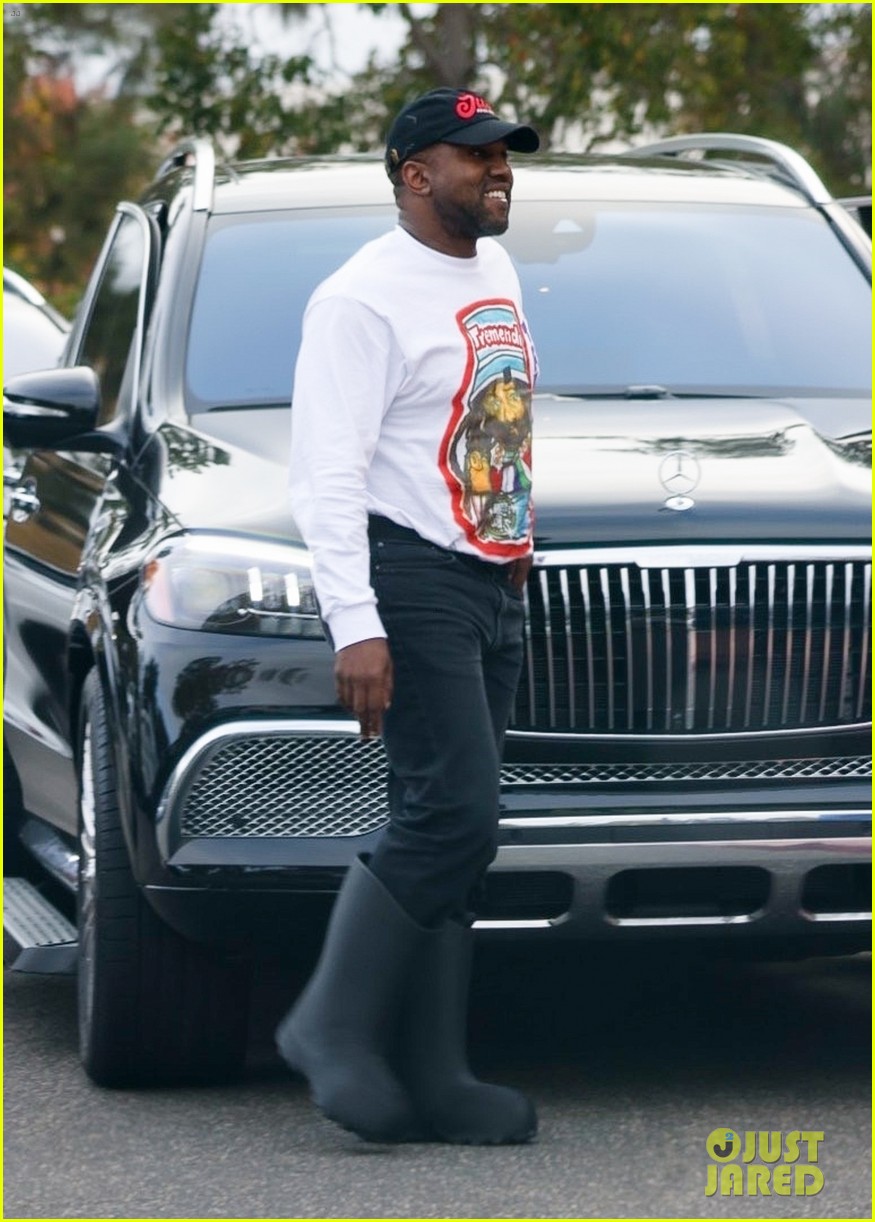 Kanye West Hugs It Out With Nick Cannon While At A Basketball Game ...