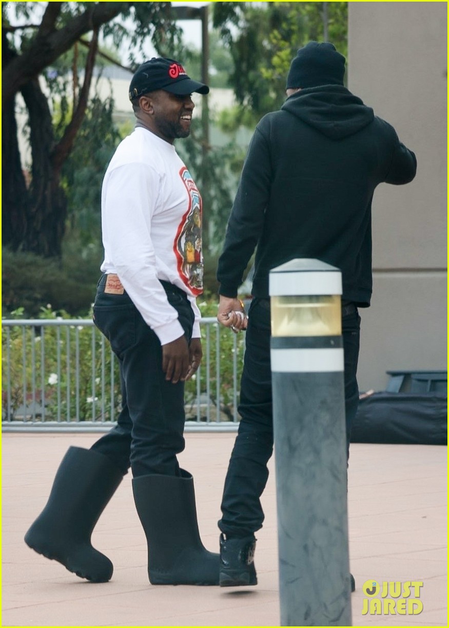 Kanye West Hugs It Out With Nick Cannon While At A Basketball Game ...