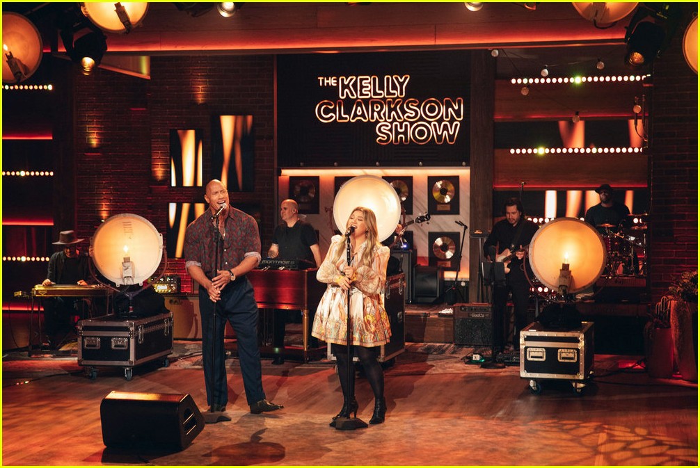 Kelly Clarkson Duets with Dwayne Johnson - Watch Them Cover a Loretta ...