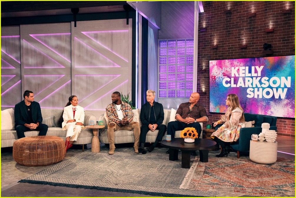 Kelly Clarkson Duets with Dwayne Johnson - Watch Them Cover a Loretta ...