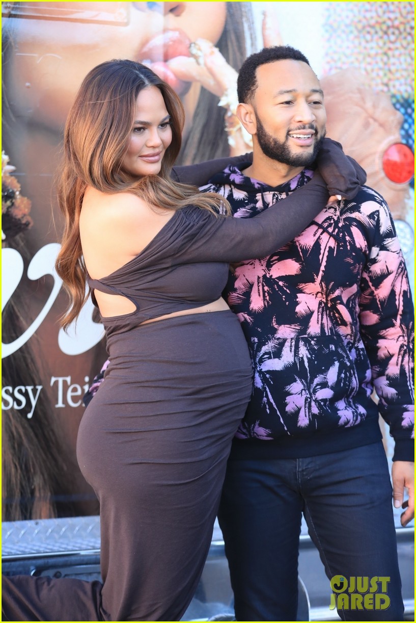 John Legend & Chrissy Teigen Hand Out Free Food From Her 'Cravings ...