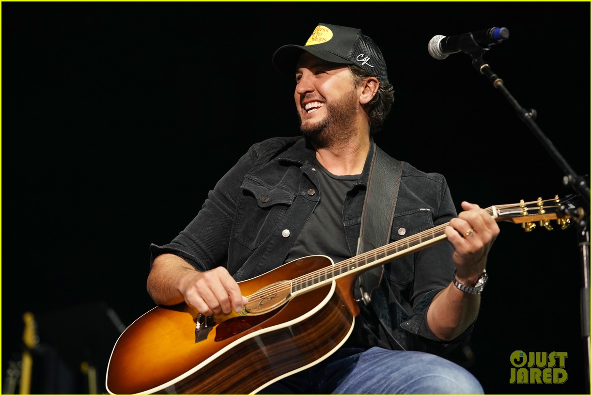 Luke Bryan Defends Inviting Florida Governor Ron DeSantis On Stage ...