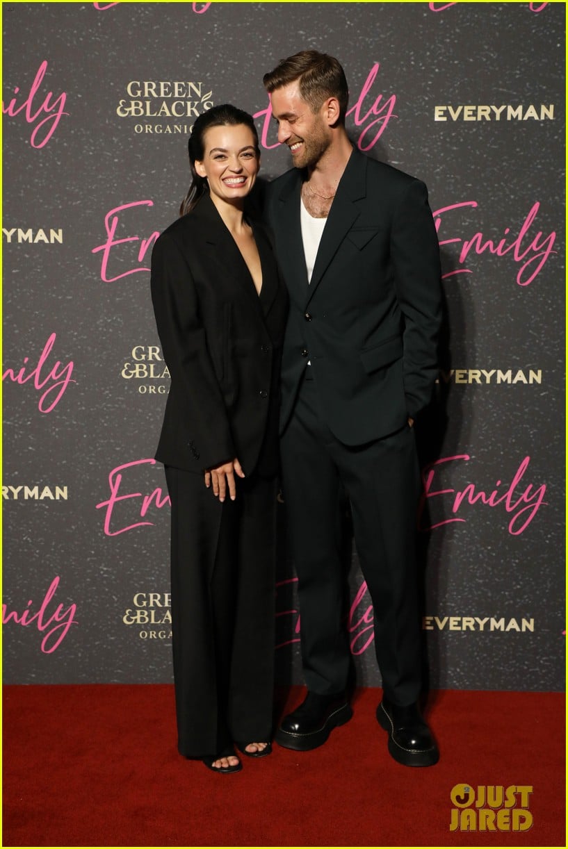 Emma Mackey & Oliver Jackson-Cohen Premiere Their New Movie 'Emily' in ...