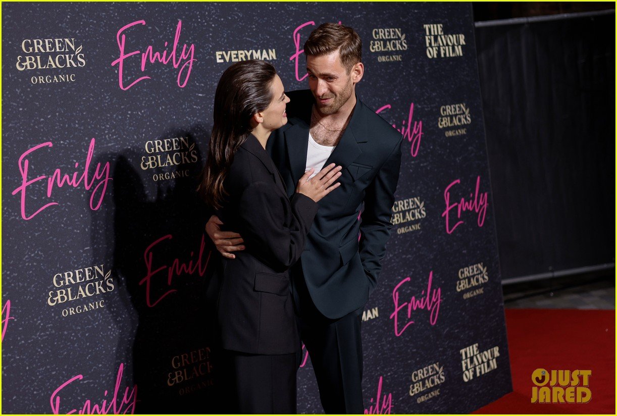 Emma Mackey & Oliver Jackson-Cohen Premiere Their New Movie 'Emily' in ...