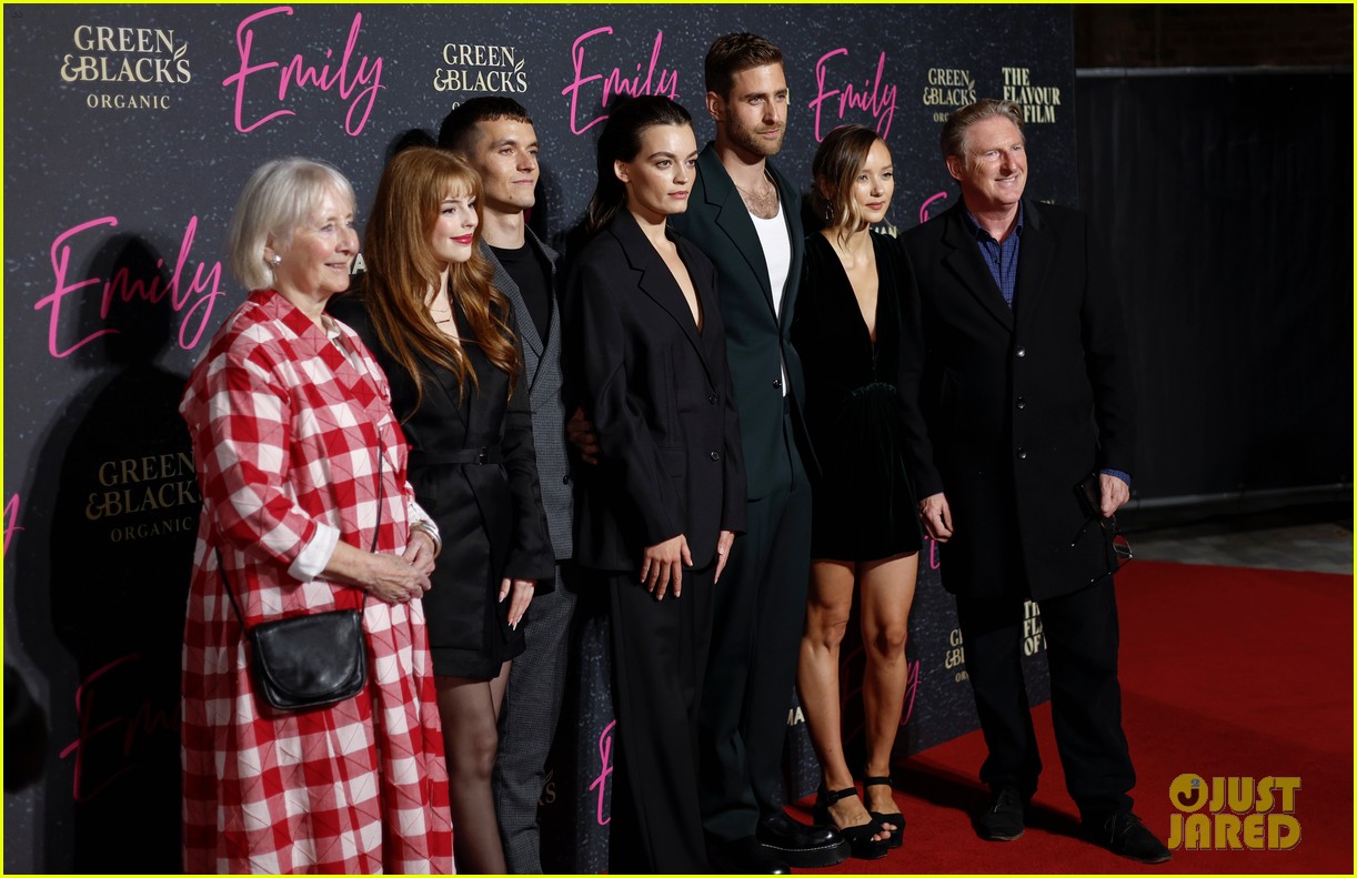 Emma Mackey & Oliver Jackson-Cohen Premiere Their New Movie 'Emily' in ...