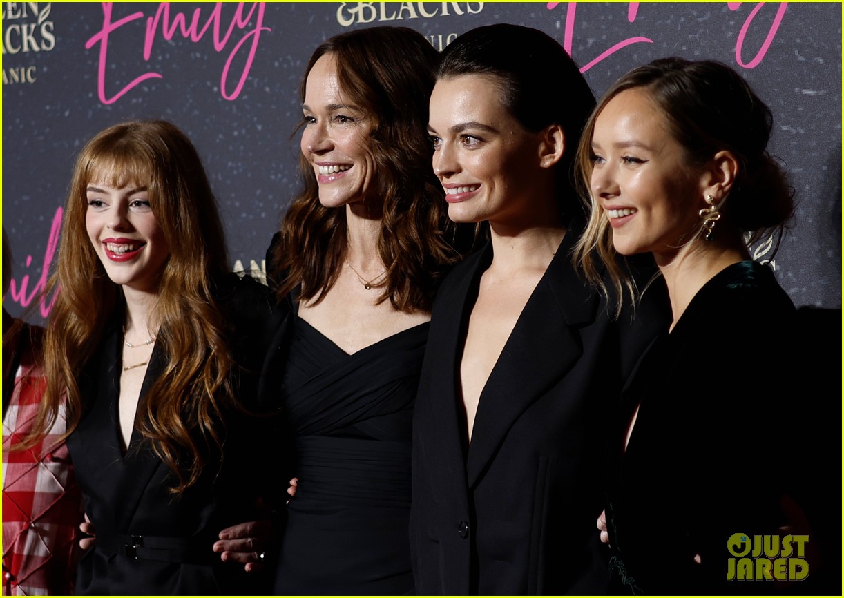 Emma Mackey & Oliver Jackson-Cohen Premiere Their New Movie 'Emily' in ...