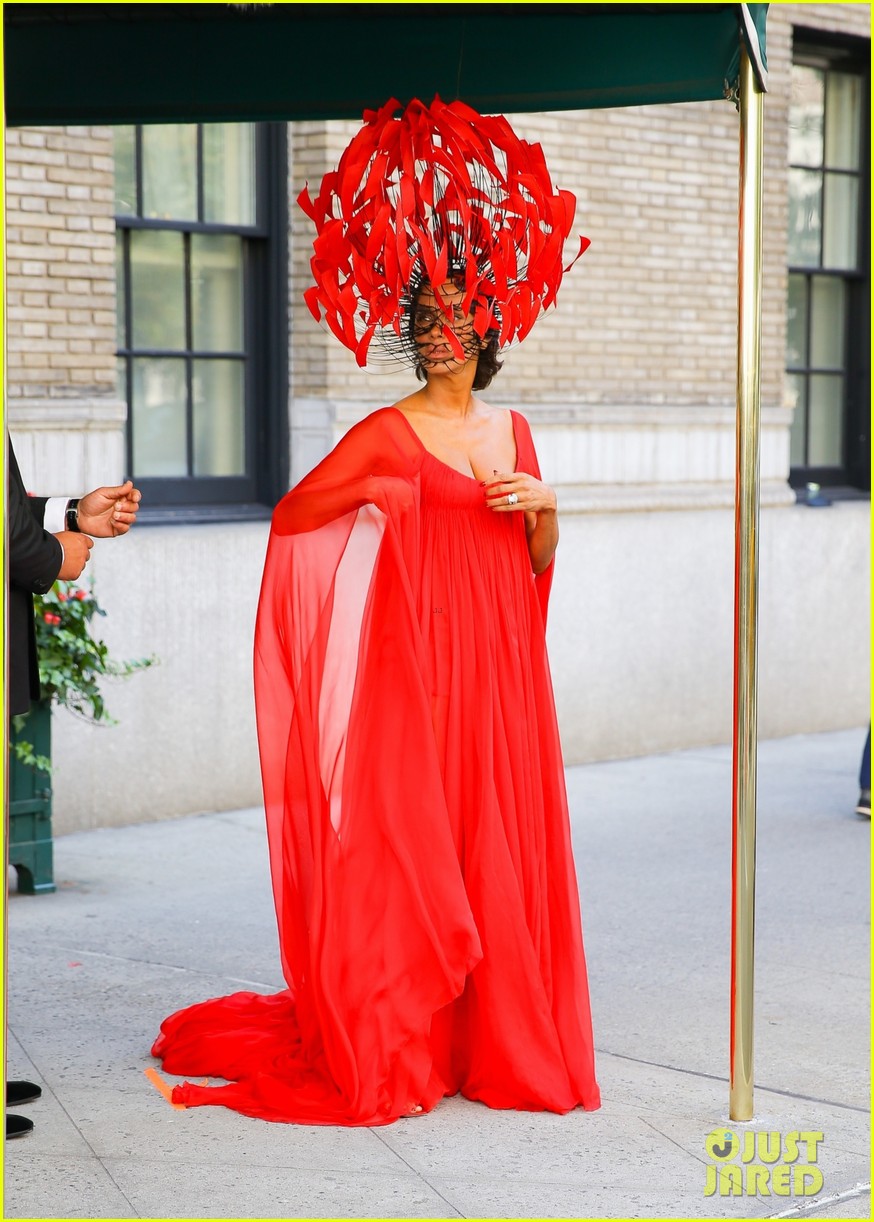 Nicole Ari Parker Steps Out In Bold Red Flag Hat For 'And Just Like ...