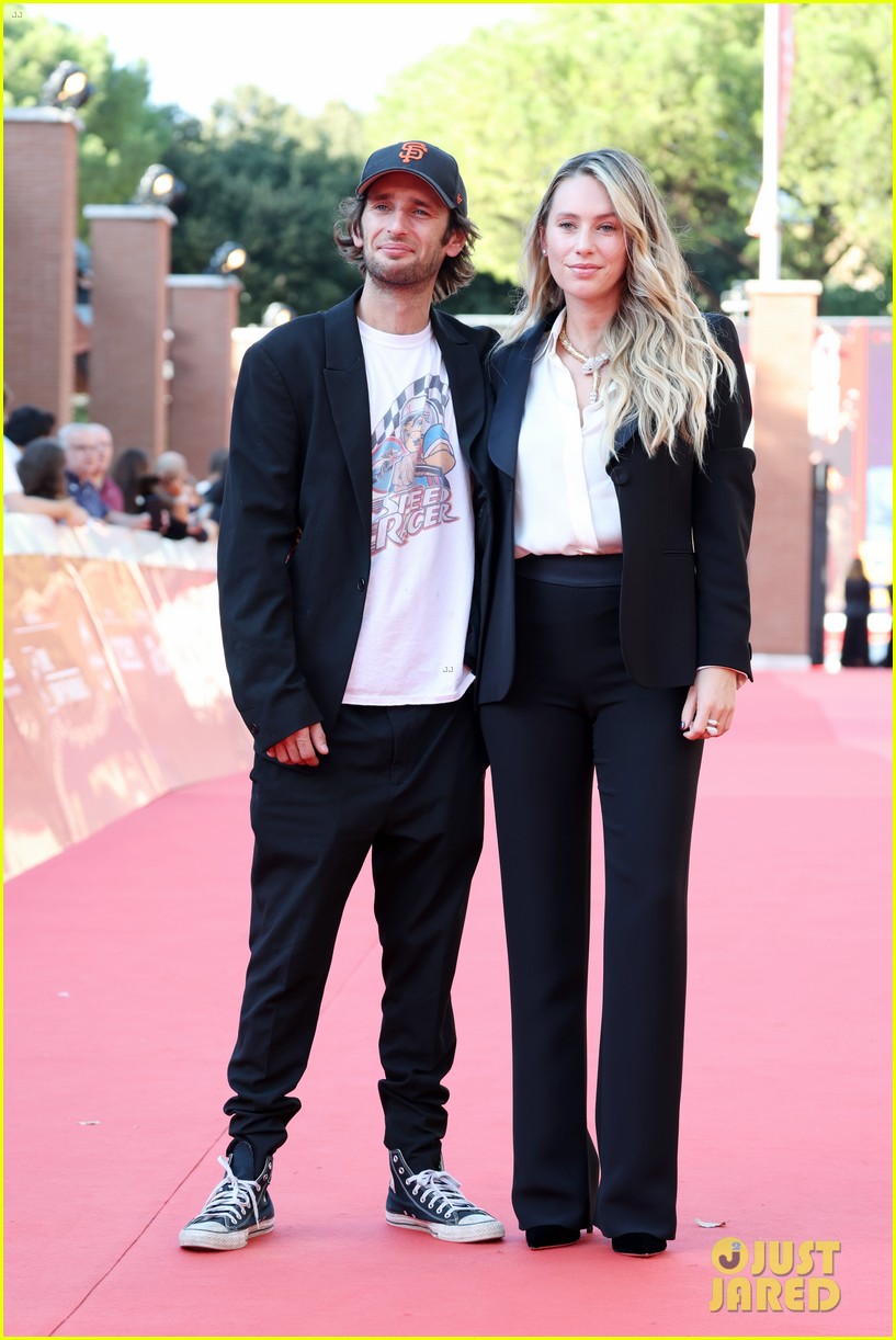Hopper & Dylan Penn Share Fun Brother-Sister Moment at 'Signs Of Love ...