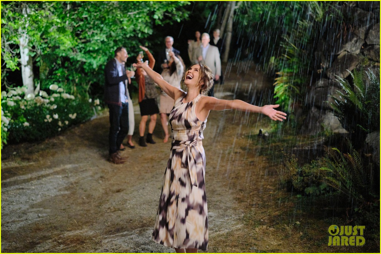 Teri Hatcher Talks Her New Hallmark Movie 'Mid-Love Crisis' With James ...