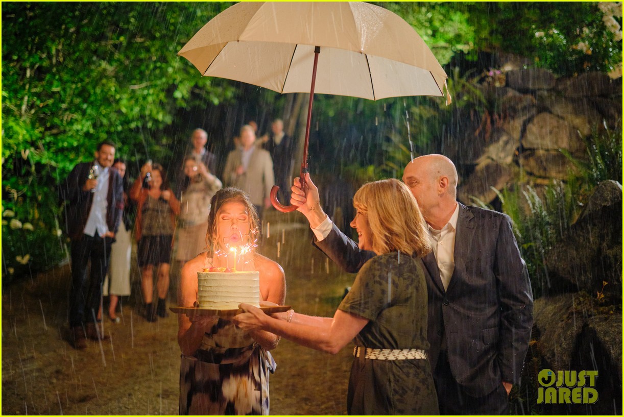 Teri Hatcher Talks Her New Hallmark Movie 'Mid-Love Crisis' With James ...