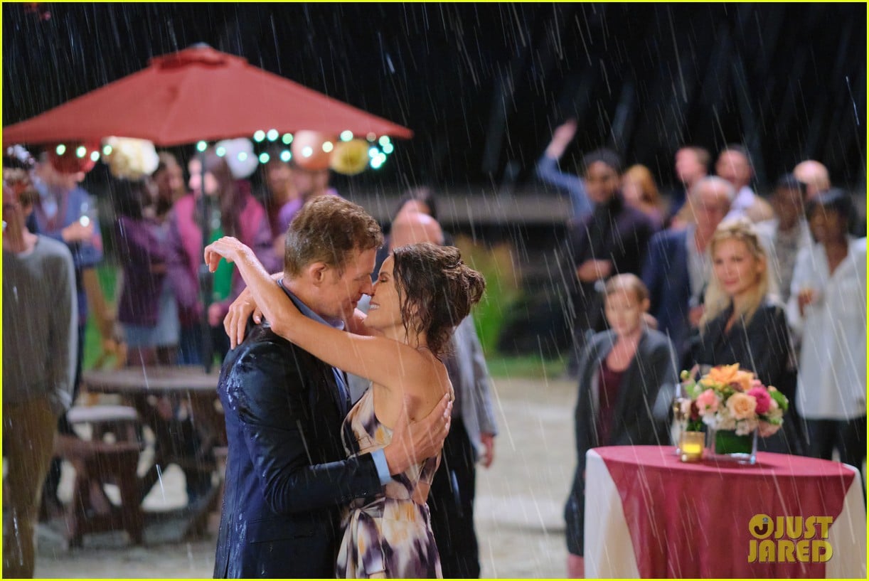 Teri Hatcher Talks Her New Hallmark Movie 'Mid-Love Crisis' With James ...