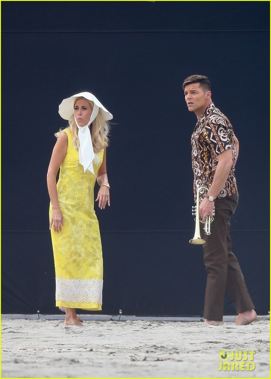 Kristen Wiig Wears Yellow Dress & Hat While Filming 'Mrs. American Pie ...