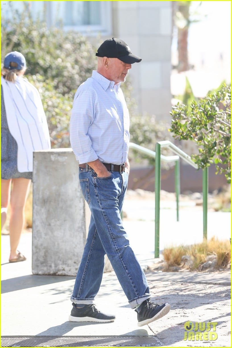 Bruce Willis Meets Up with Friends for Breakfast in Santa Monica: Photo ...
