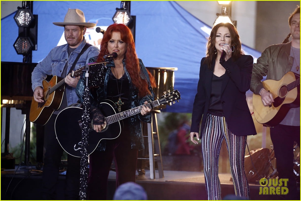 Wynonna Judd Is 'Healing' From Mom Naomi's Death Through The Judds ...