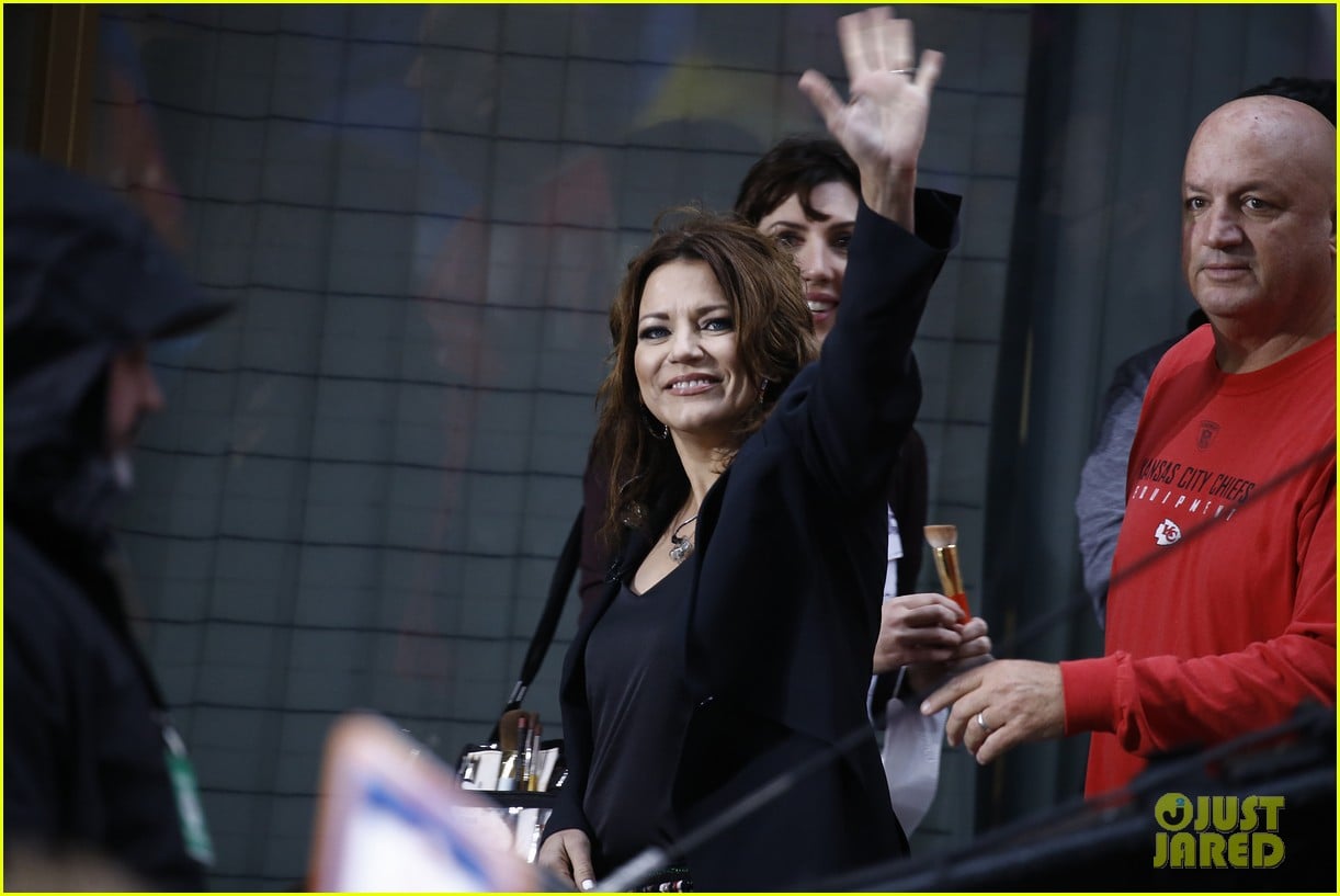 Wynonna Judd Is 'Healing' From Mom Naomi's Death Through The Judds ...