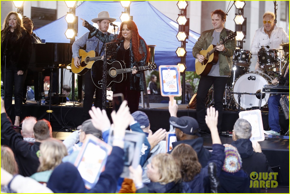 Wynonna Judd Is 'Healing' From Mom Naomi's Death Through The Judds ...