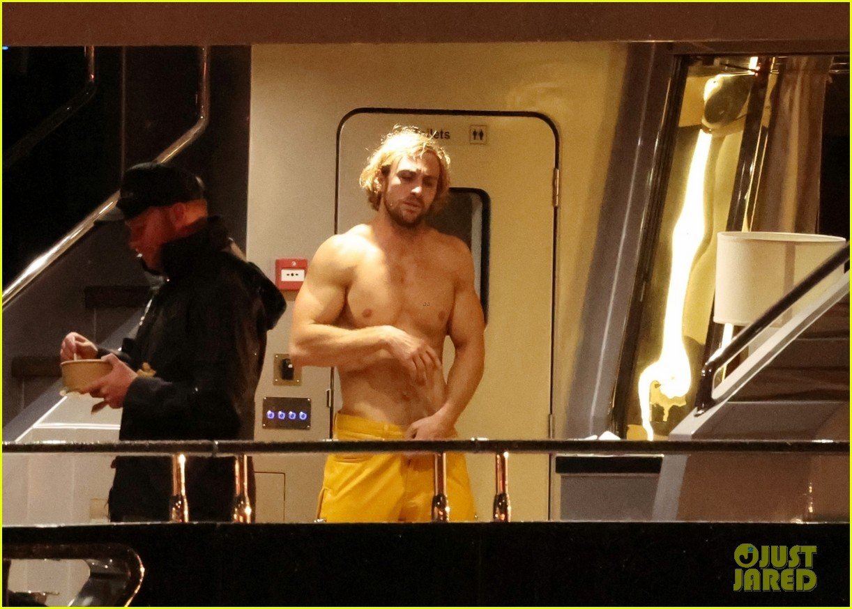 Photo: aaron taylor johnson shirtless on set the fall guy 085 | Photo ...