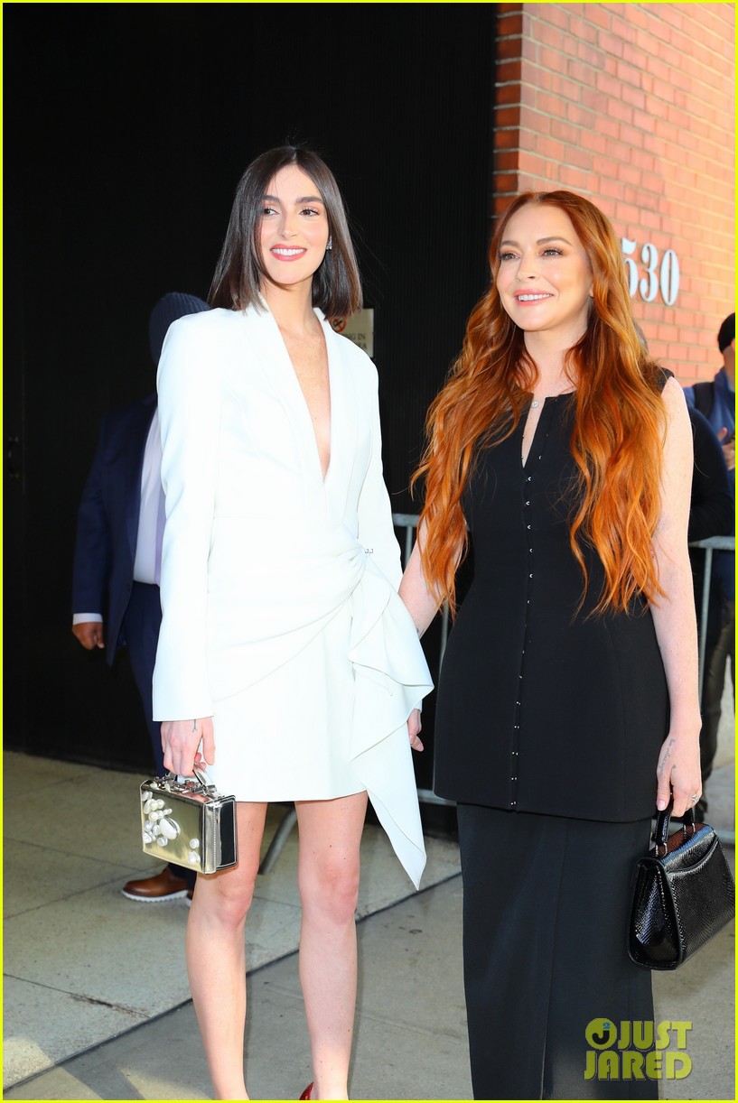 Lindsay Lohan Poses With Sister Ali Lohan Ahead of 'Drew Barrymore Show ...