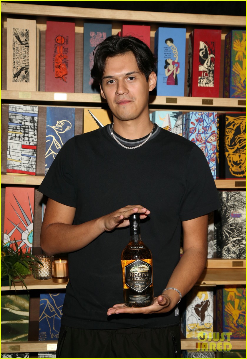 Singer Omar Apollo Responds to Queerbaiting Accusations with the Best ...