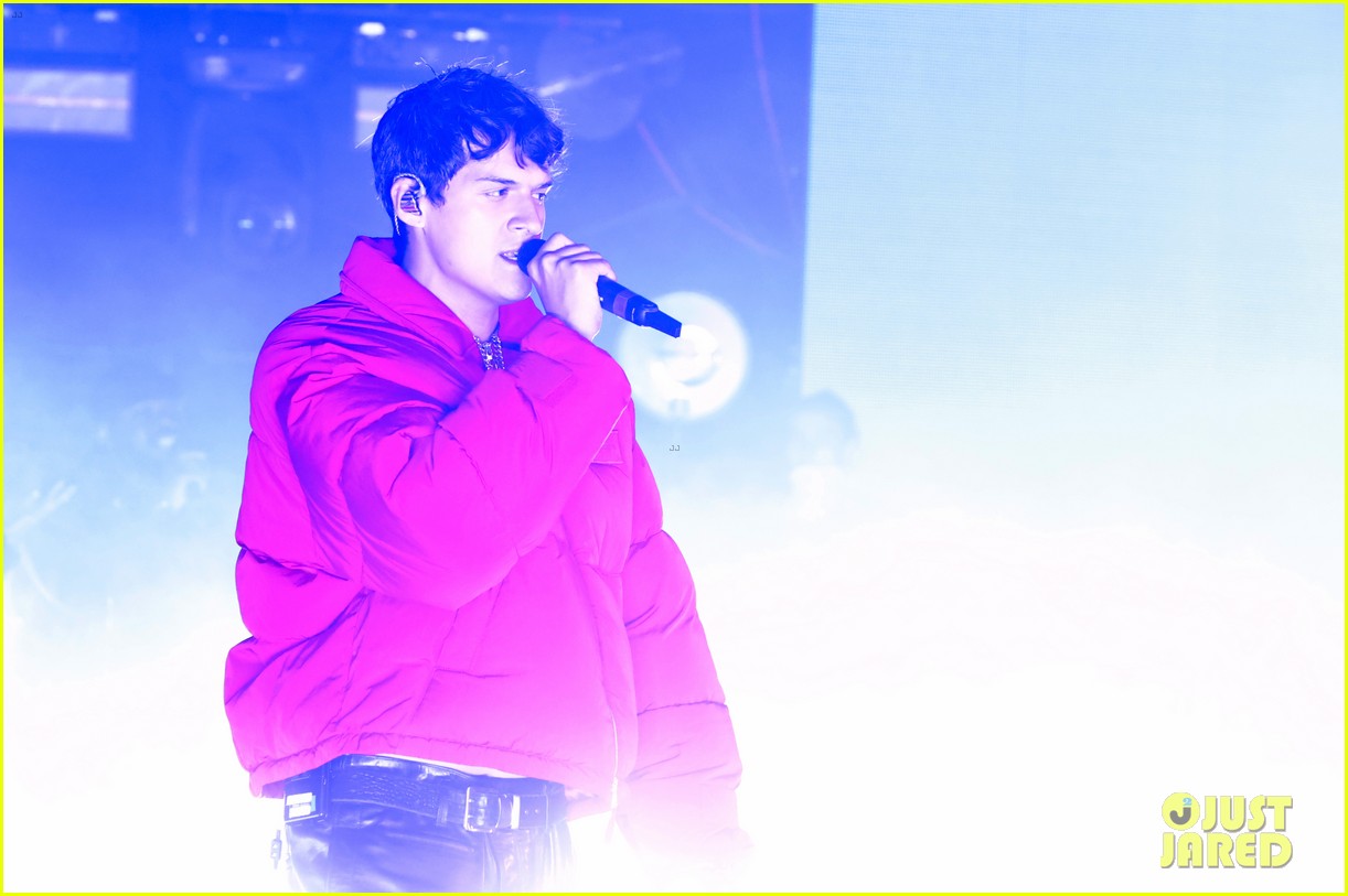 Singer Omar Apollo Responds to Queerbaiting Accusations with the Best ...