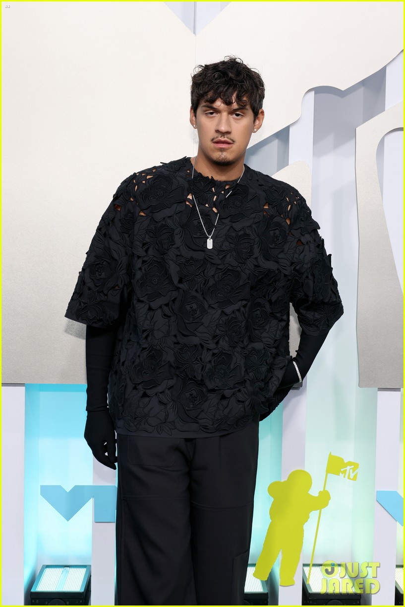 Singer Omar Apollo Responds to Queerbaiting Accusations with the Best ...