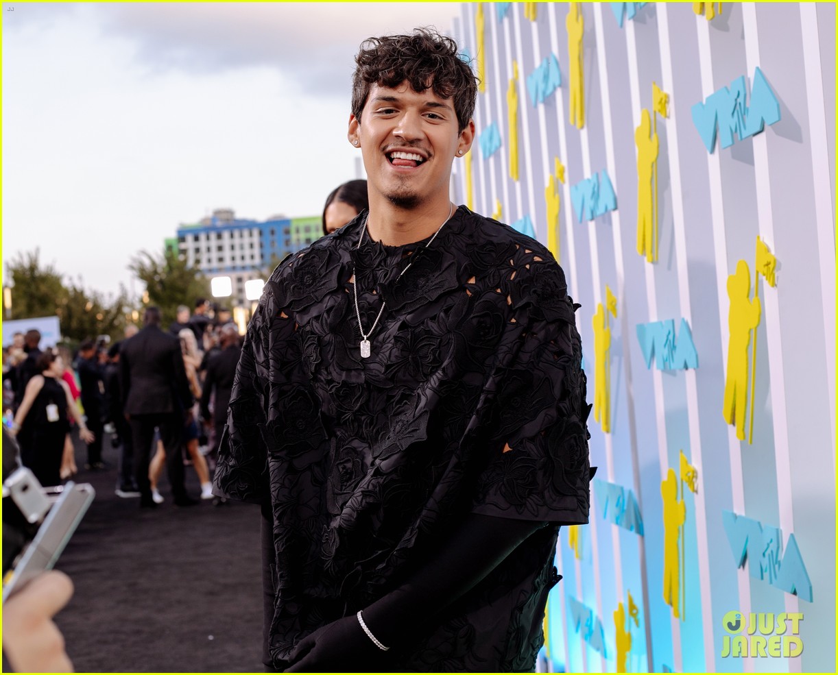 Singer Omar Apollo Responds to Queerbaiting Accusations with the Best ...