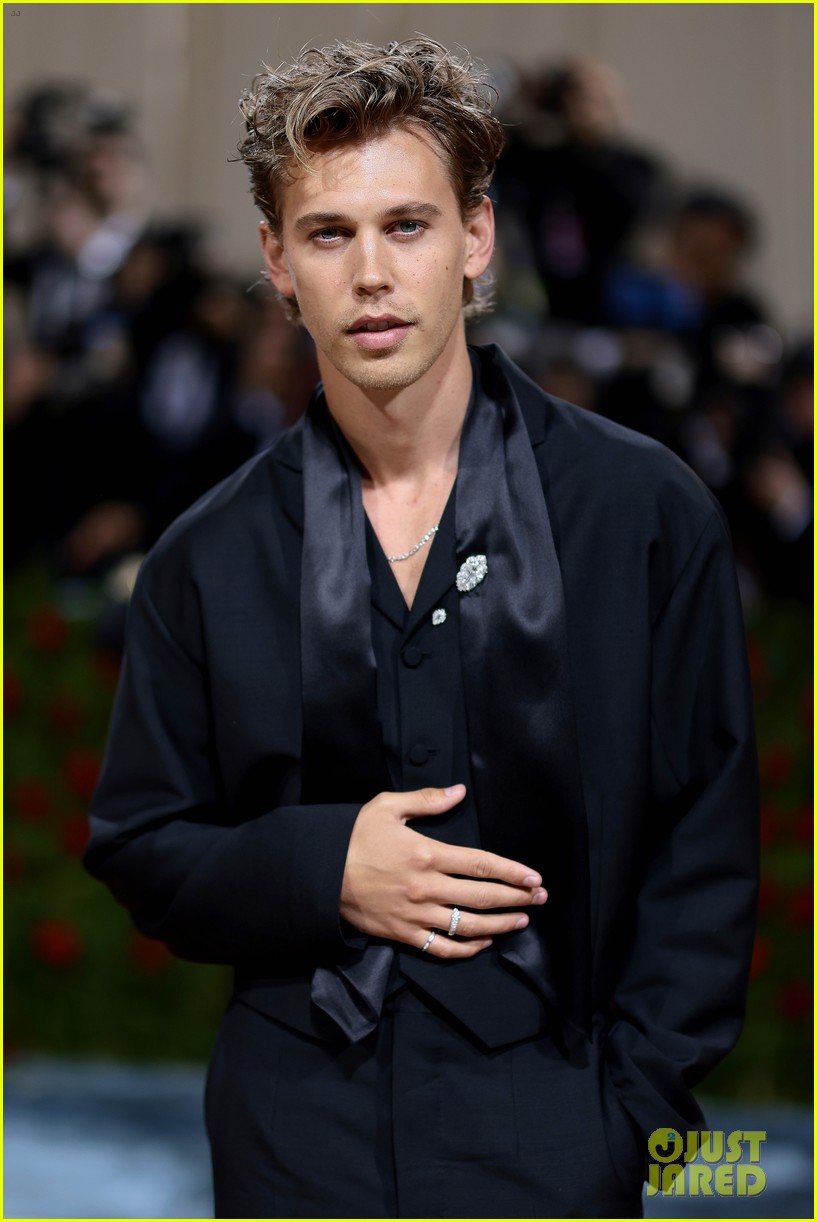 Here's The Elvis Presley Performance That Makes Austin Butler Cry ...