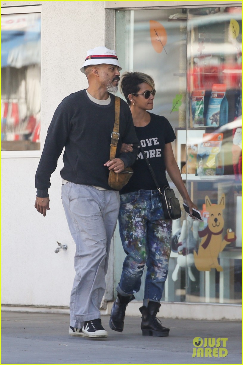 Halle Berry & Boyfriend Van Hunt Hold Hands While Out Furniture ...