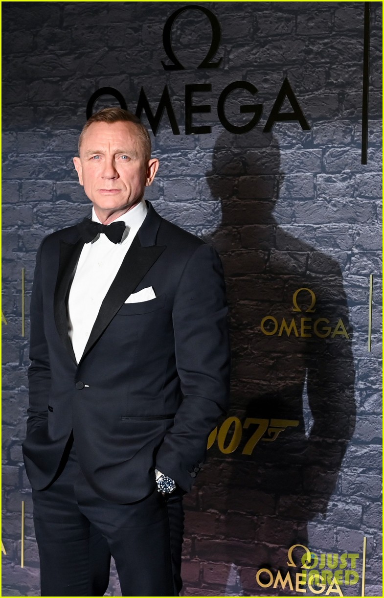 Daniel Craig Looks Sharp While Arriving at 60 Years of James Bond Event ...