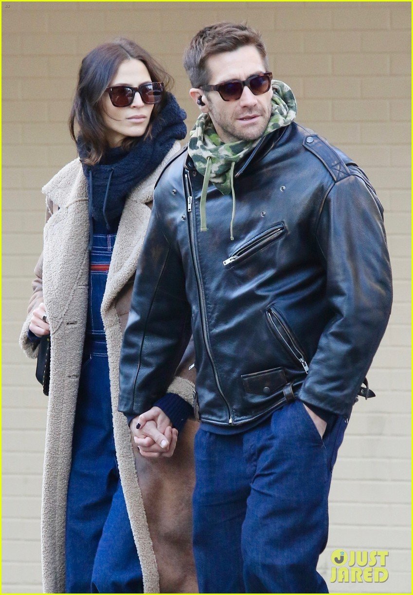 Jake Gyllenhaal & Girlfriend Jeanne Cadieu Hold Hands on Romantic Walk ...