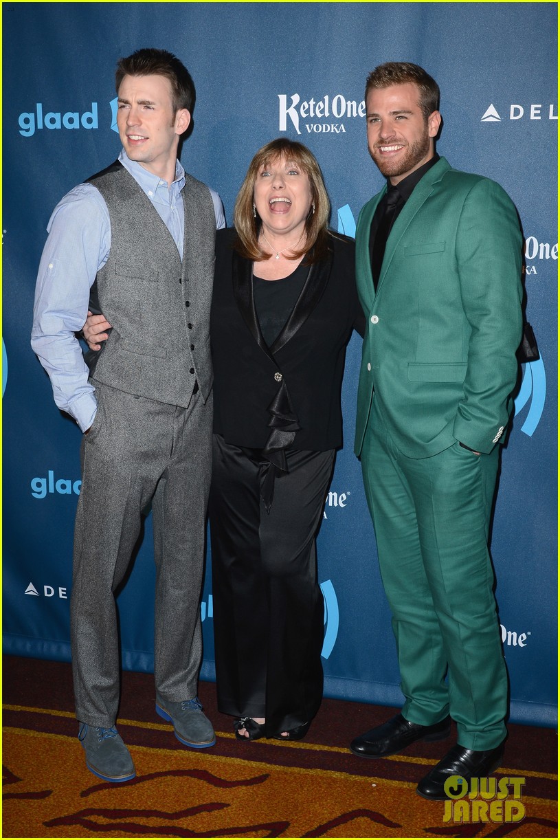 Chris Evans' Mom Lisa Reacts To Him Being Named People's Sexiest Man ...