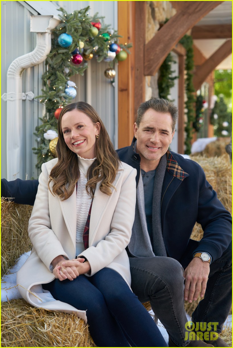 Rachel Boston & Victor Webster Bake Up The Perfect Cookies For Hallmark ...