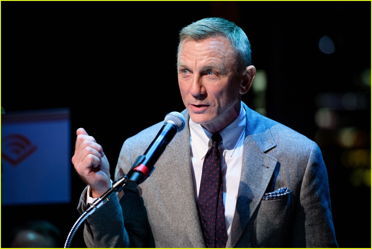 Daniel Craig Talks Dealing with Fame While Accepting Award at Montclair ...