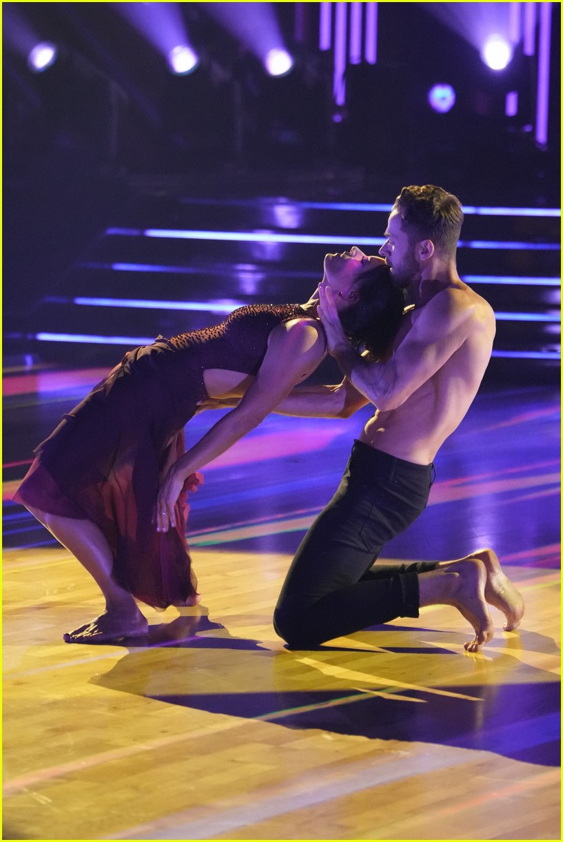 Derek Hough Ripped Off His Shirt on 'DWTS' Live Show After So Many Guys Went Shirtless! (Photos ...