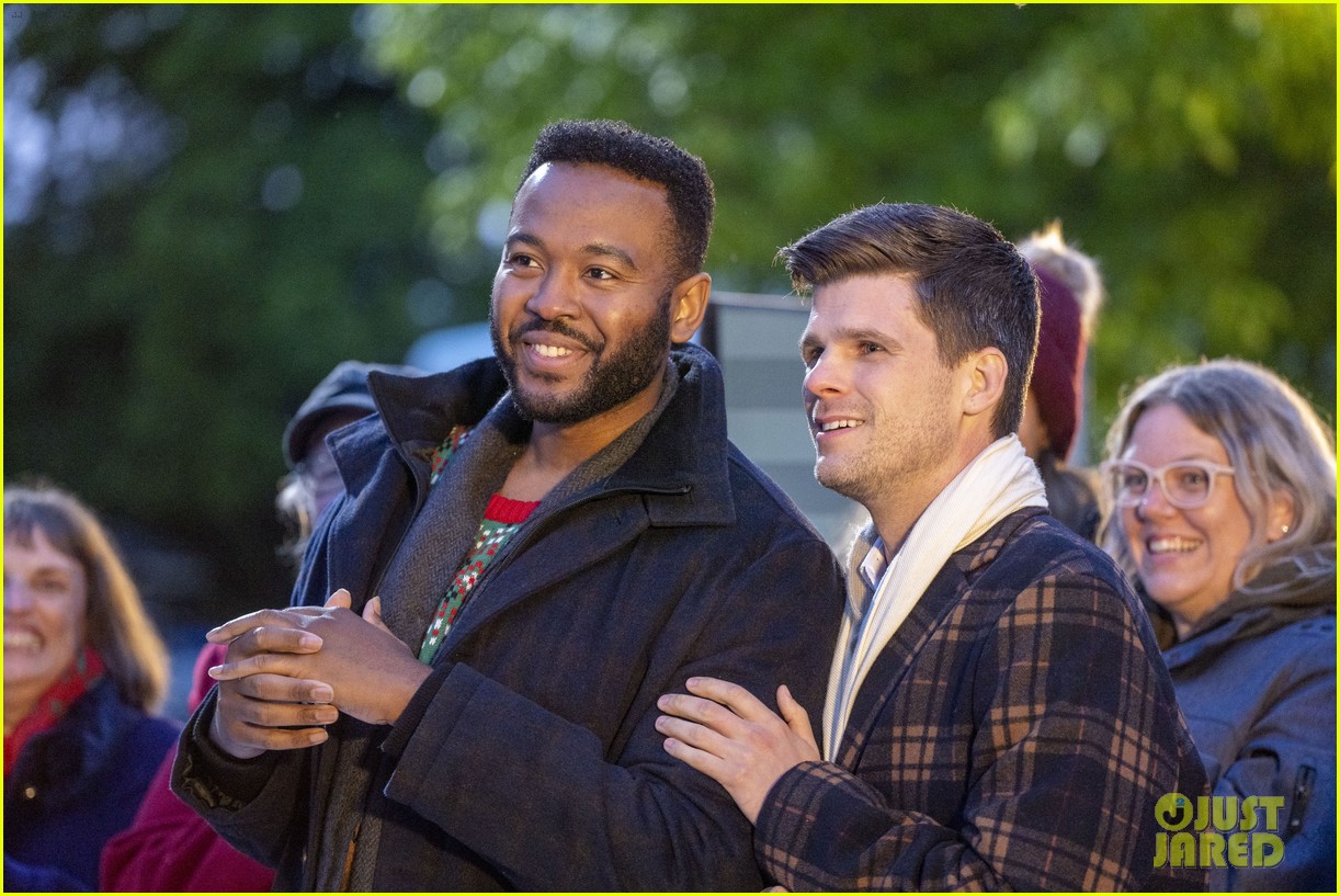 Jessica Szohr Teams With Hilary Farr For 'Designing Christmas' On ...