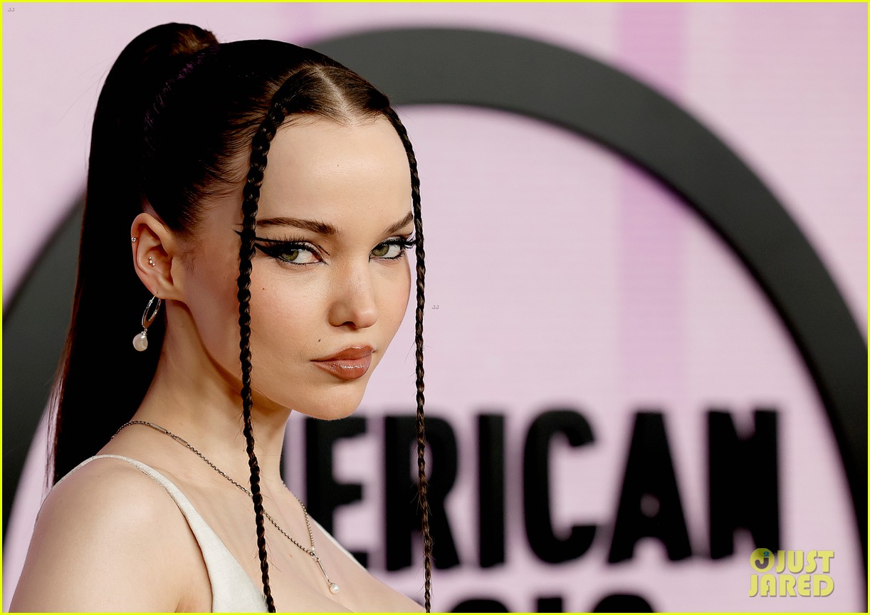 Photo: dove cameron shows off graphic nail art 2022 american music ...