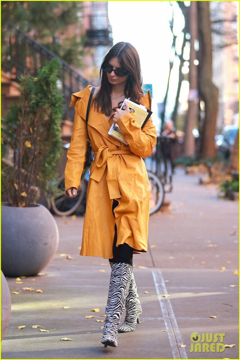 Emily Ratajkowski Wears Fashionable Fall Look After Her Basketball Date ...