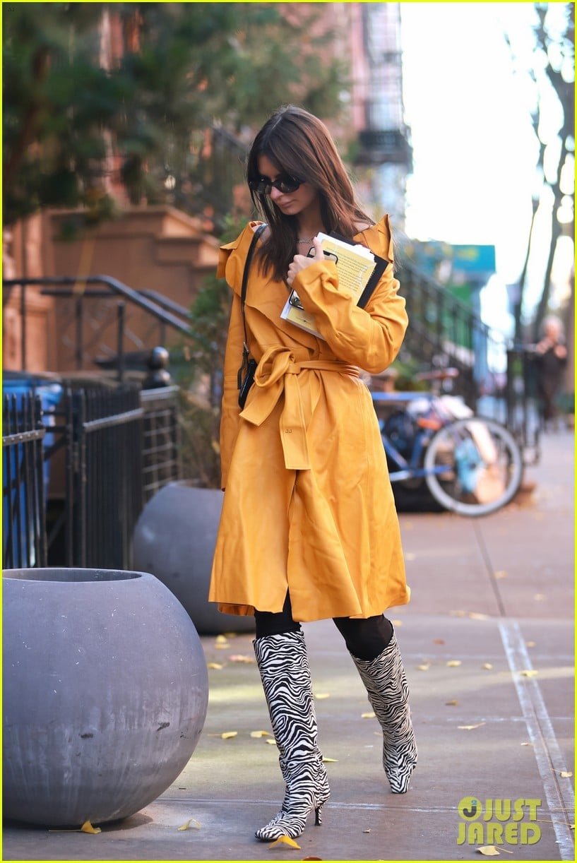 Emily Ratajkowski Wears Fashionable Fall Look After Her Basketball Date ...