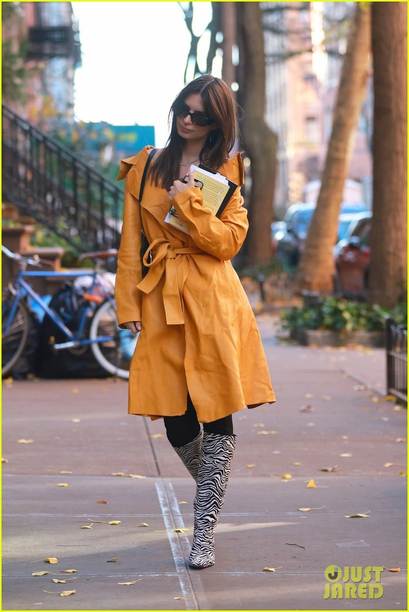 Emily Ratajkowski Wears Fashionable Fall Look After Her Basketball Date ...
