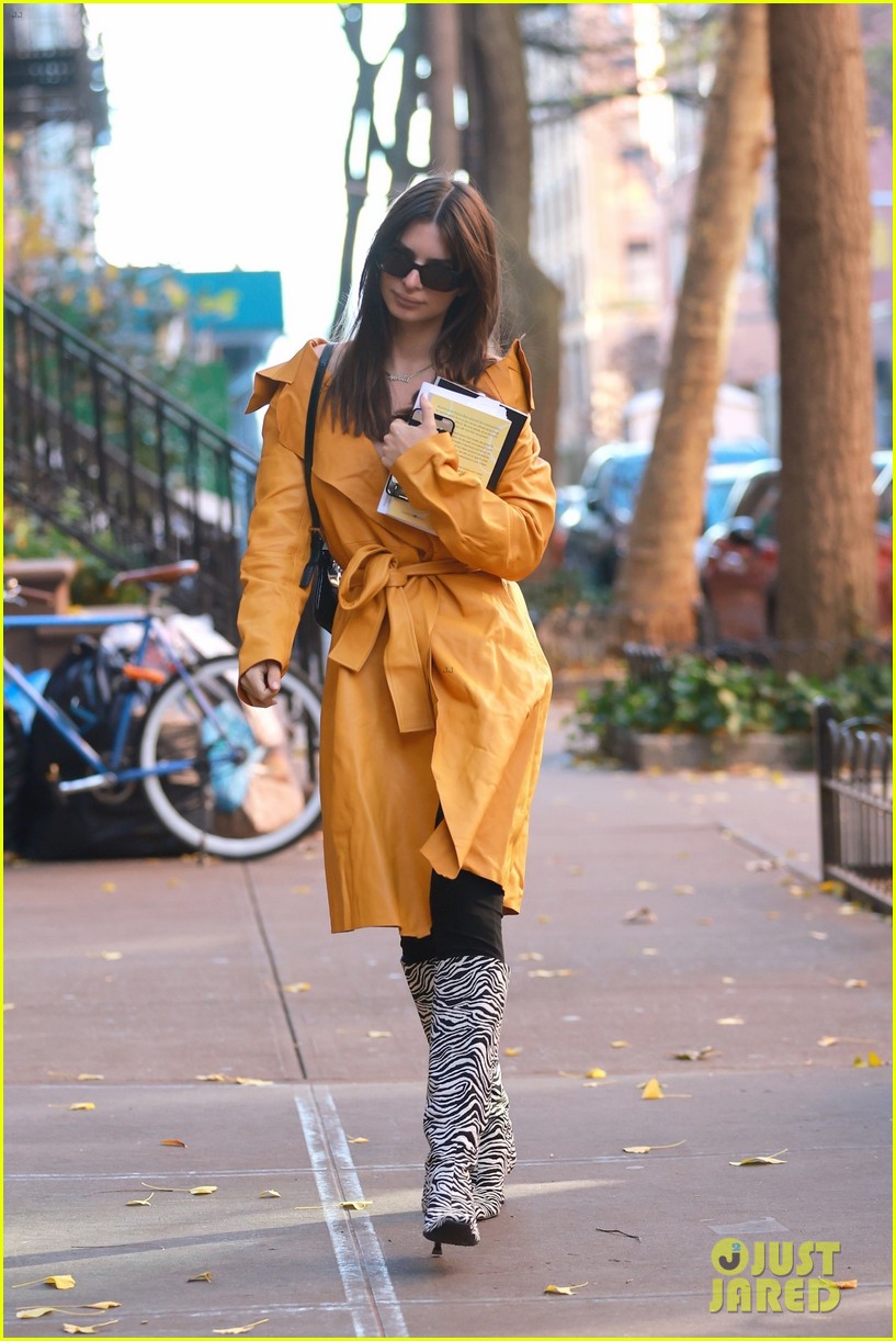 Emily Ratajkowski Wears Fashionable Fall Look After Her Basketball Date ...