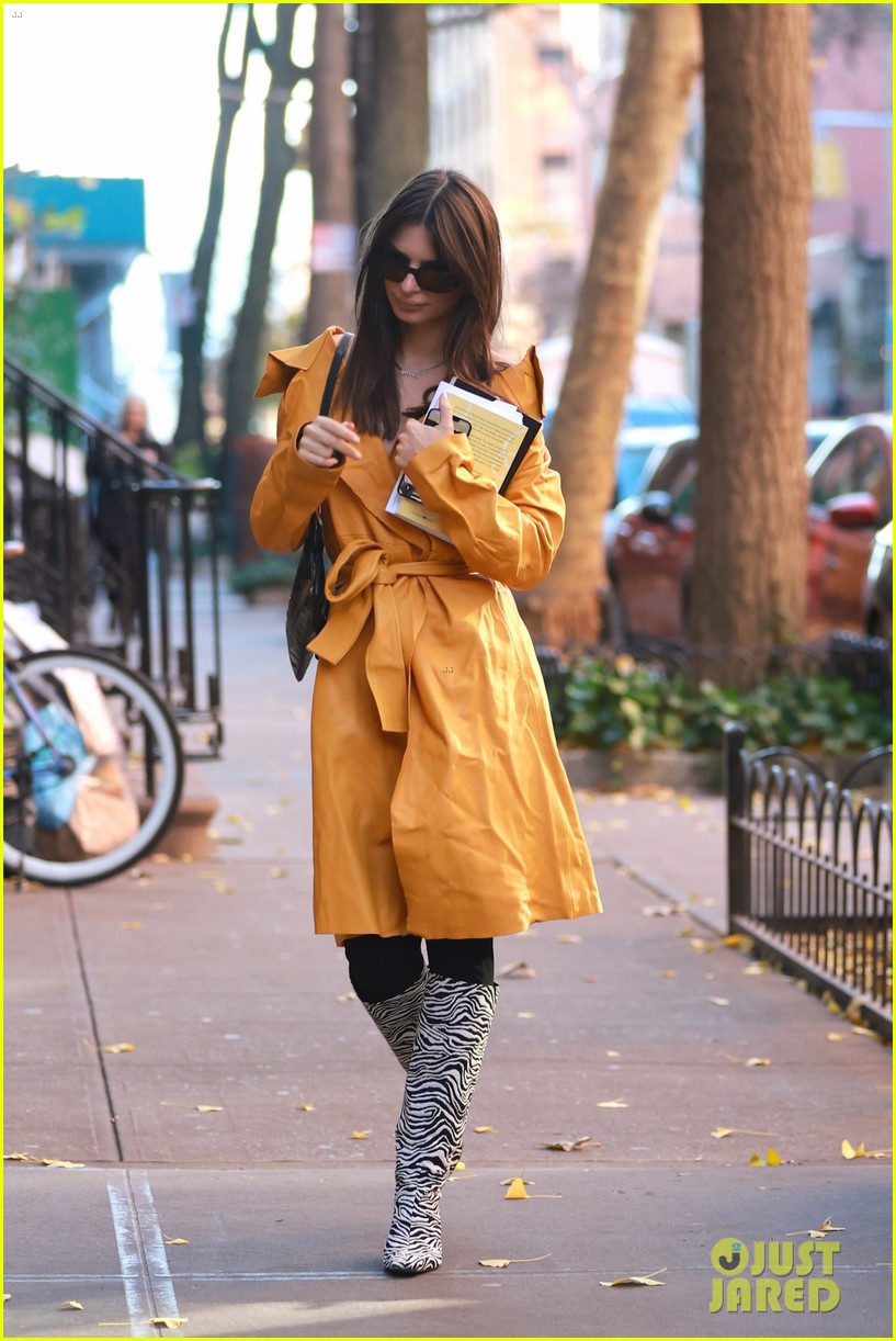 Emily Ratajkowski Wears Fashionable Fall Look After Her Basketball Date ...