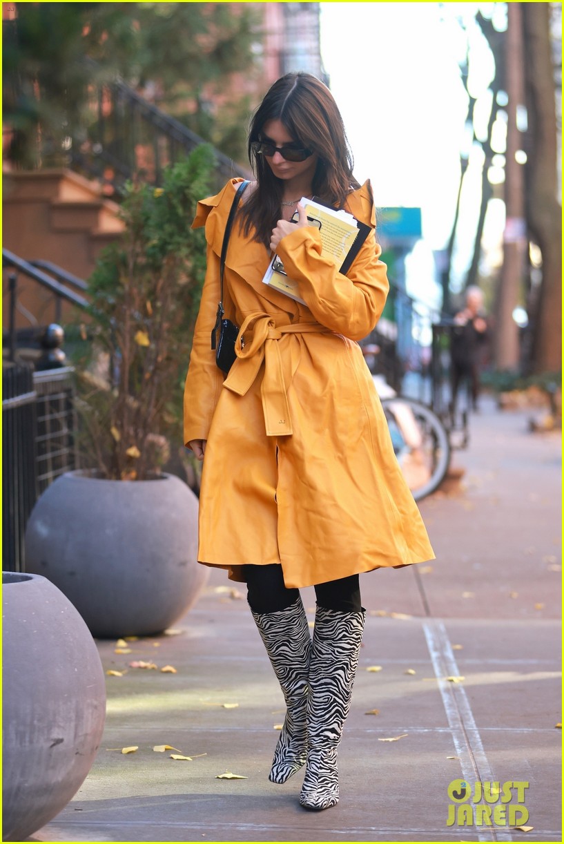 Emily Ratajkowski Wears Fashionable Fall Look After Her Basketball Date ...