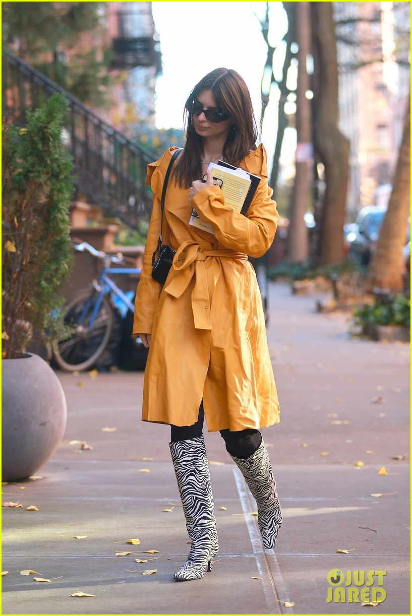 Emily Ratajkowski Wears Fashionable Fall Look After Her Basketball Date ...